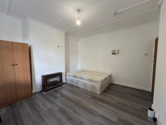 Cheam Road, Epsom 1 bed flat to rent £1,050 pcm £242 pw