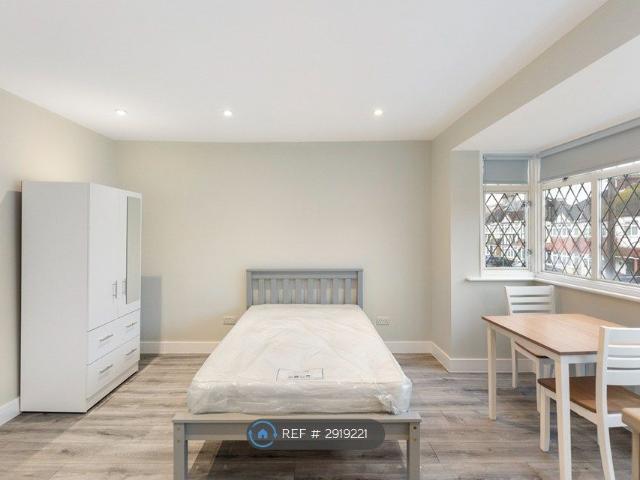 Cheam, Sutton SM3, Studio to rent, £895 pcm | PrimeLocation