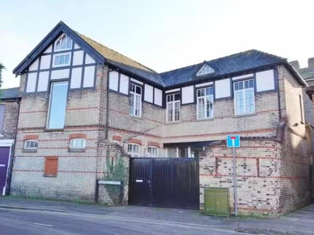 Rental! 4 BA 4 bedroom semi detached house for rent in Audley.