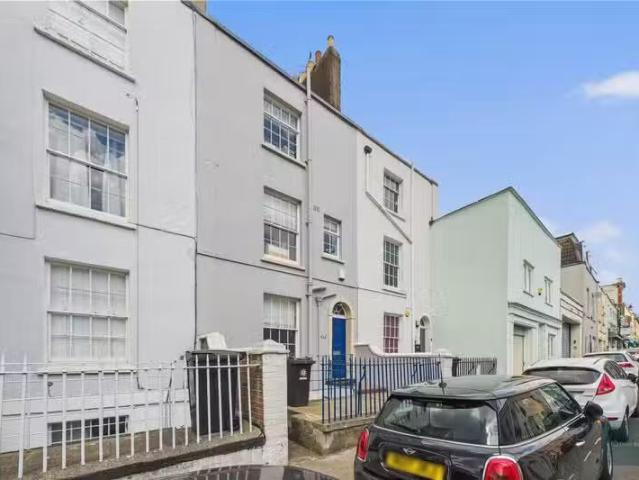 For Rent! 4 BA 5 bedroom terraced house for rent in Princess V.