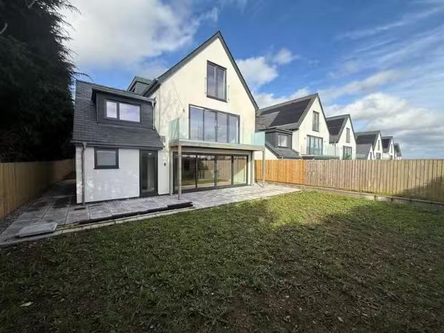 Deal! 4 BA 5 bedroom detached house for rent in Old Rydon Lane.