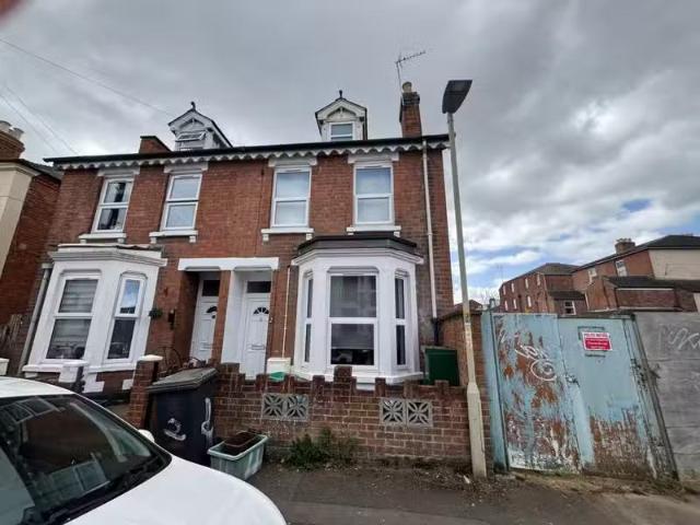 Charming 4 BA 5 bedroom end of terrace house for rent in Archi.