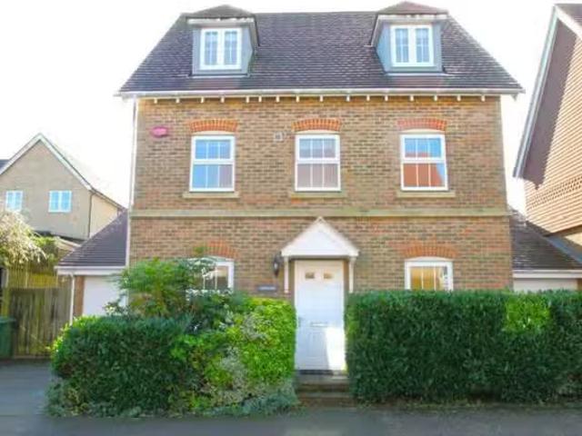 Cheap 4 BA 5 bedroom house for rent in Lewis Road Hawkinge, CT18