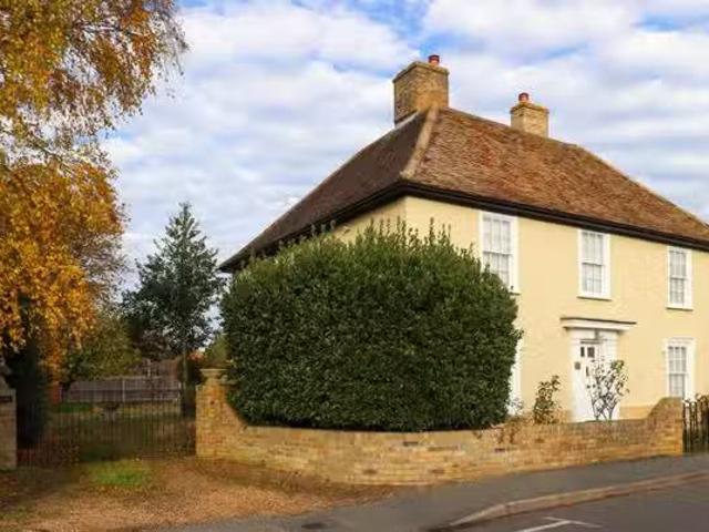 Deal! 4 BA 6 bedroom detached house for rent in 82 Main Street.