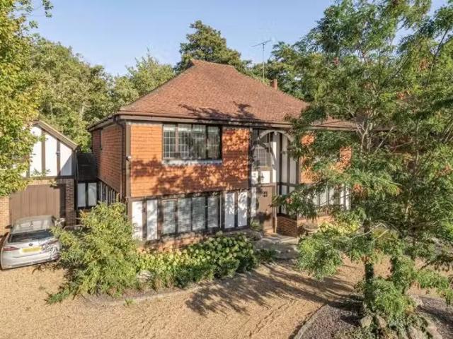 Nice 4 BA 6 bedroom detached house for rent in Salisbury Place.