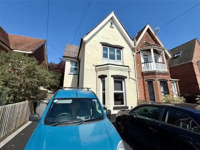 Deal! 4 BA 6 bedroom semi detached house for rent in Drummond.