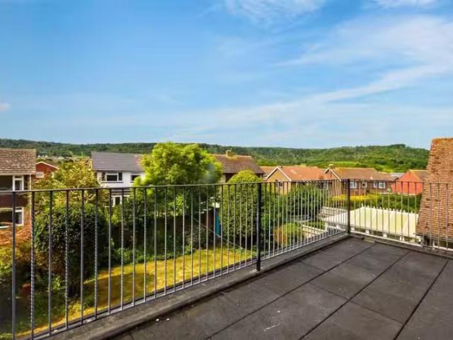 Unique 4 bedroom detached house for rent in Clifford Avenue, E.