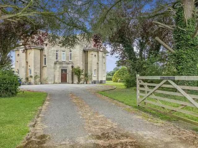 Cheap 4 bedroom detached house for rent in Bath Road, Farmboro.