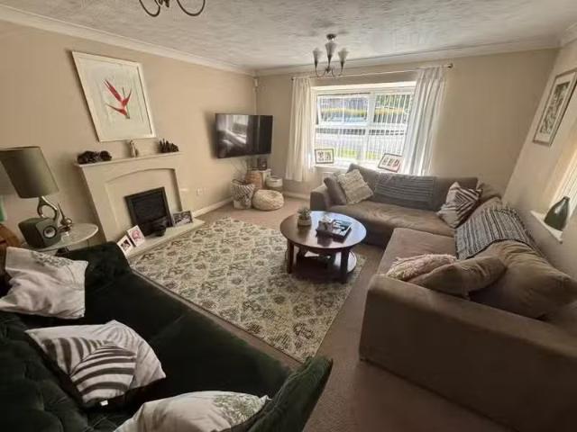 Nice 4 bedroom detached house for rent in Grangefields, Street.