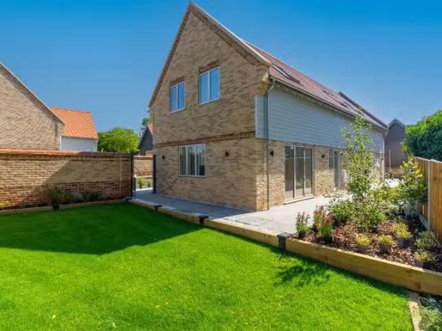 Deal! 4 bedroom detached house for rent in Plot 5, Lower Road.
