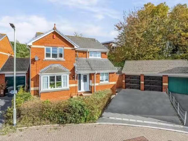 Charming 4 bedroom detached house for rent in Well Oak Park, E.