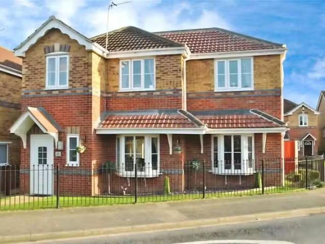 Rental! 4 bedroom Detached House to rent, Church Lane, Warmswo.