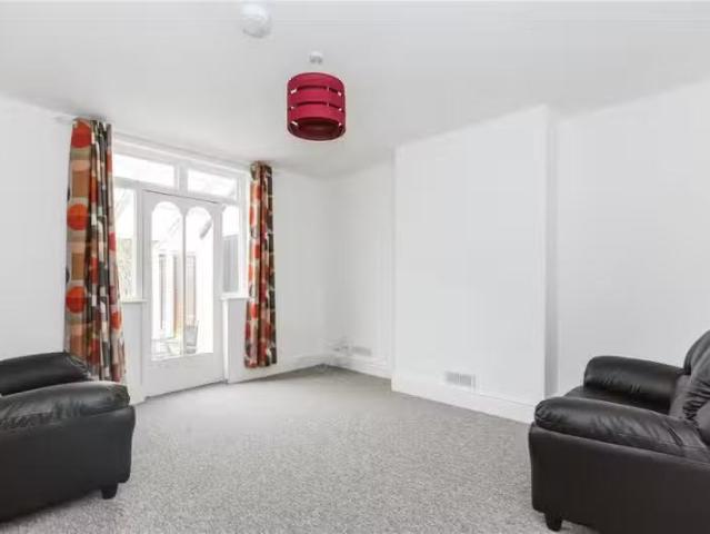 Rental! 4 bedroom end of terrace house for rent in Fenton Road.