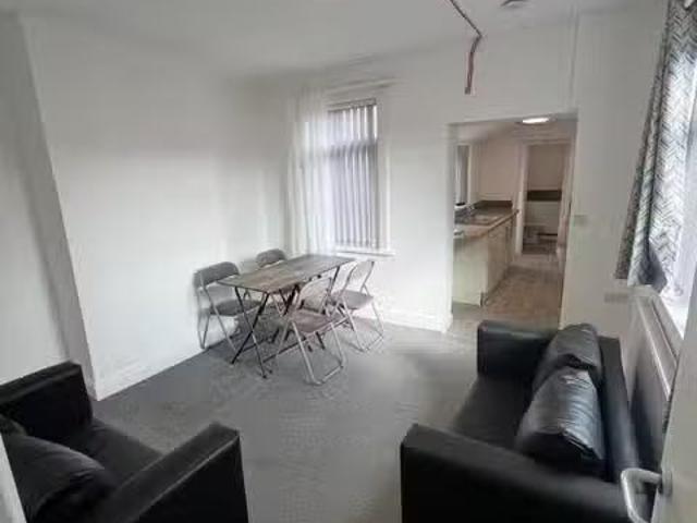 Cheap 4 bedroom end of terrace house for rent in Roper Street.