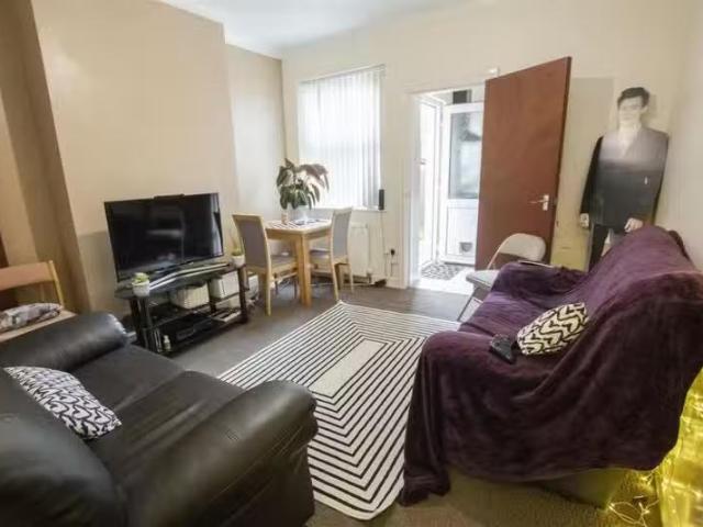 Cozy 4 bedroom house for rent in Ripple Road, Birmingham, West.