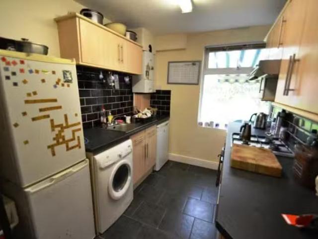 Cheap 4 bedroom house for rent in Wootton Road, St Annes Park.