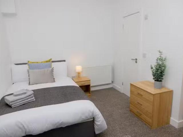 Deal! 4 bedroom house of multiple occupation for rent in Aberc.