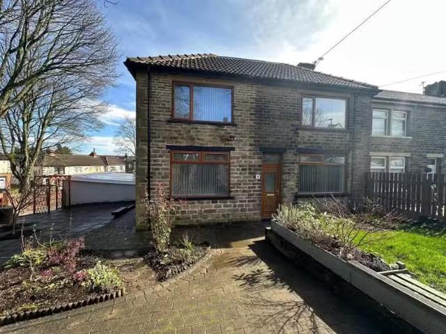 Rental! 4 bedroom semi detached house for rent in Albert Drive.