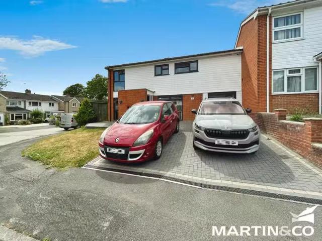 Charming 4 bedroom semi detached house for rent in Roland Clos.