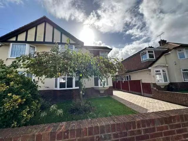 Deal! 4 bedroom semi detached house for rent in Station Approa.