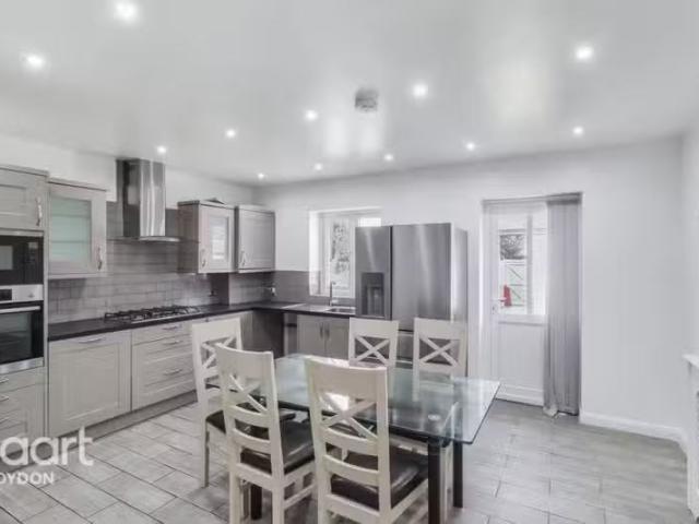 Deal! 4 bedroom terraced house for rent in Curzon Road, Thornt.