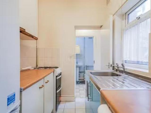 Charming 4 bedroom terraced house for rent in Gleave Road, Sel.