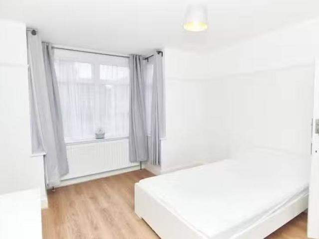 For Rent! 4 bedroom terraced house for rent in Heyford Avenue.