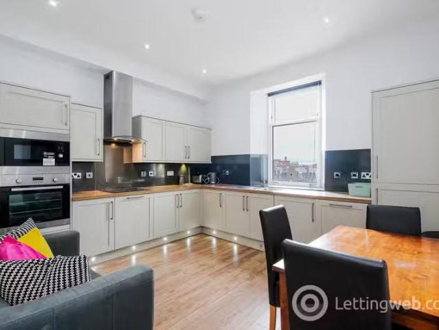 Nice 4 BR Property to rent in 60 Rosemount Viaduct, Aberdeen.