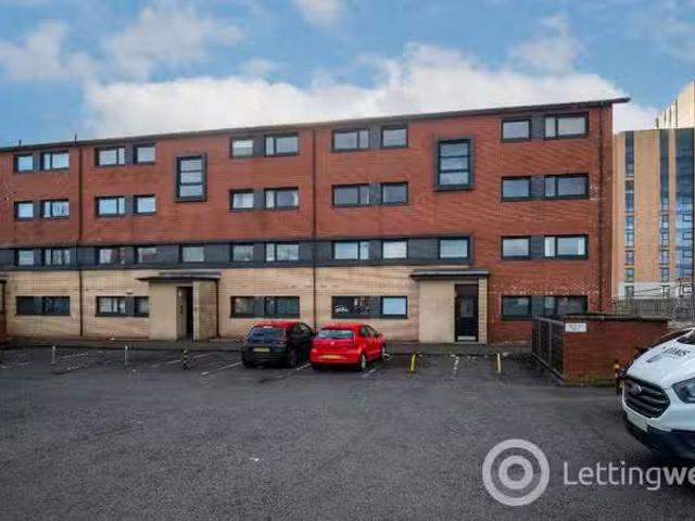 Cozy 4 BR Property to rent in Couper Street, Townhead, Glasgow.