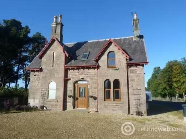 Cheap 4 BR Property to rent in Main Road, Lhanbryde