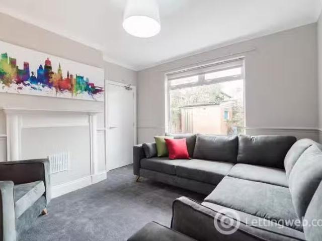 Cozy 4 BR Property to rent in Middleton Street, Beeston, Notti.