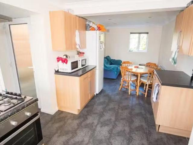 Deal! 5 bedroom detached house for rent in 5 Bed Student house.