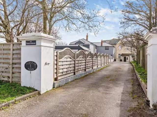For Rent! 5 bedroom detached house for rent in Hankham Place.