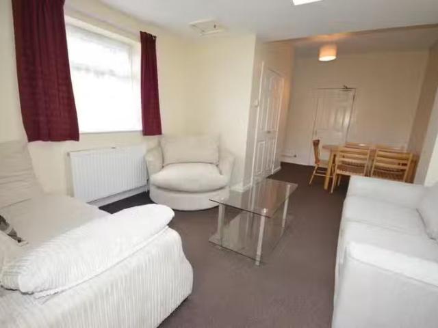 Cozy 5 bedroom detached house for rent in Highfield Road, Ensb.