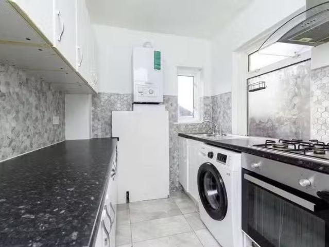 Charming 5 bedroom flat to rent in NW10