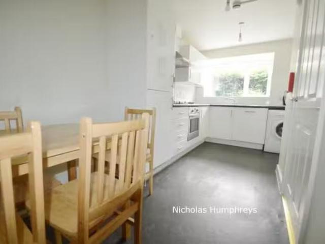 Just in! 5 bedroom house for rent in Aviation Avenue, AL10
