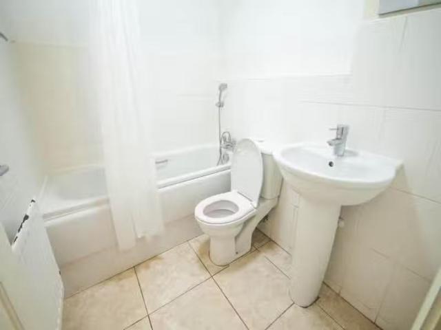 Deal! 5 bedroom house for rent in Aviation Avenue, Hatfield, H.