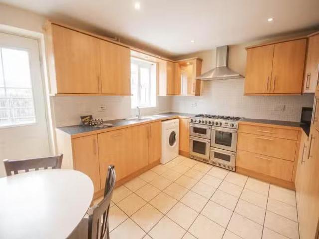 For Rent! 5 bedroom house for rent in Queen Bee Court, Hatfiel.