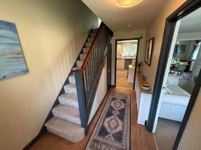 Just in! 5 bedroom link detached house for rent in High Street.