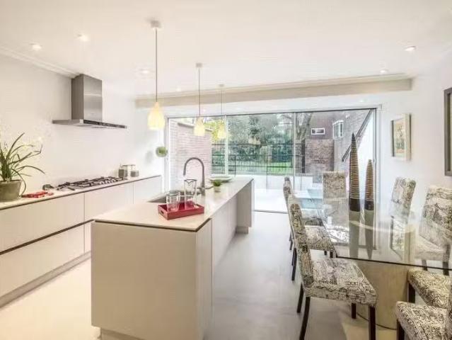 Nice 5 bedroom property to let in Woodsford Square, London, W1.