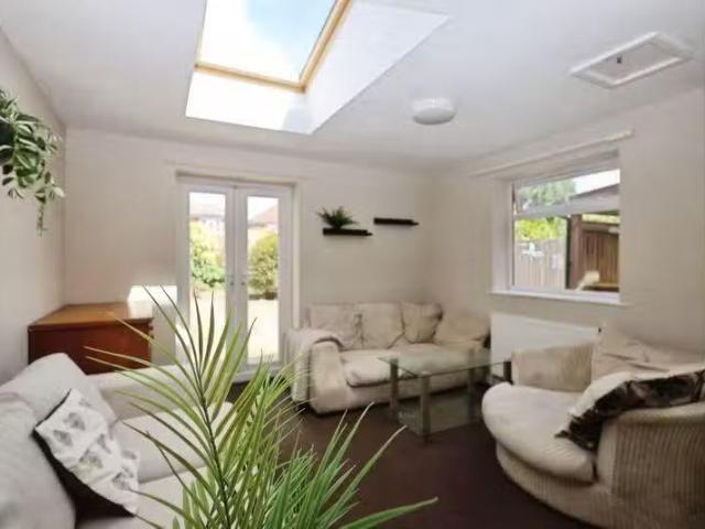 Charming 6 bedroom detached house for rent in Highfield Road.