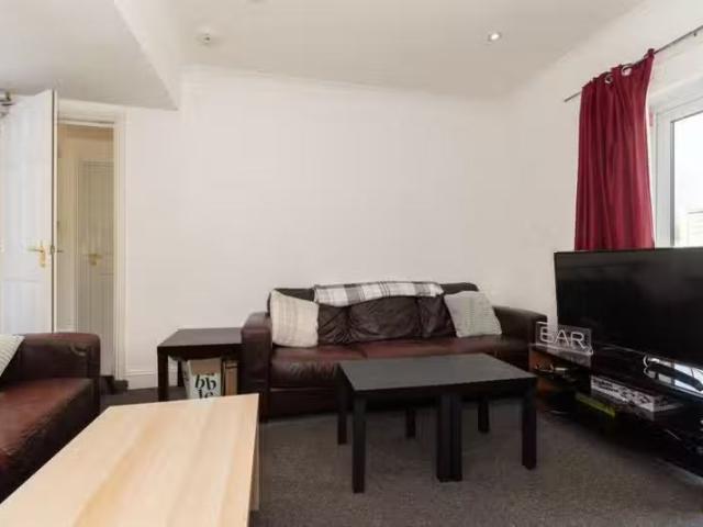 Nice 6 bedroom detached house for rent in Wycliffe Rd Winton R.