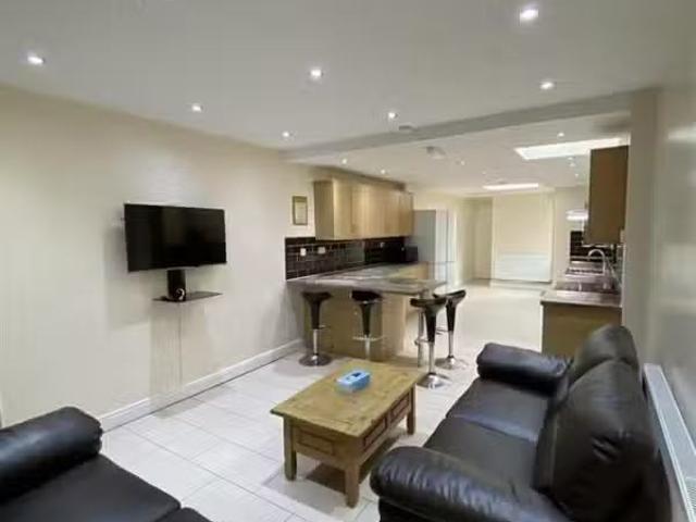 Cozy 6 bedroom house for rent in Hubert Road, Birmingham, West.