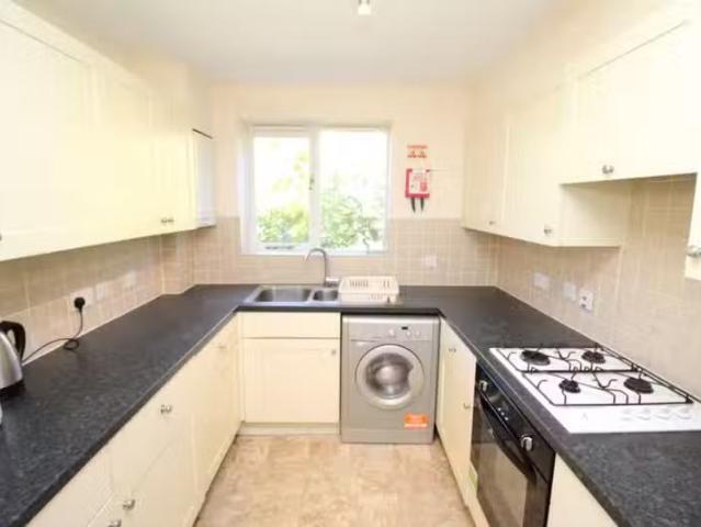 Charming 6 bedroom Semi Detached House to rent, Nightingale Sh.