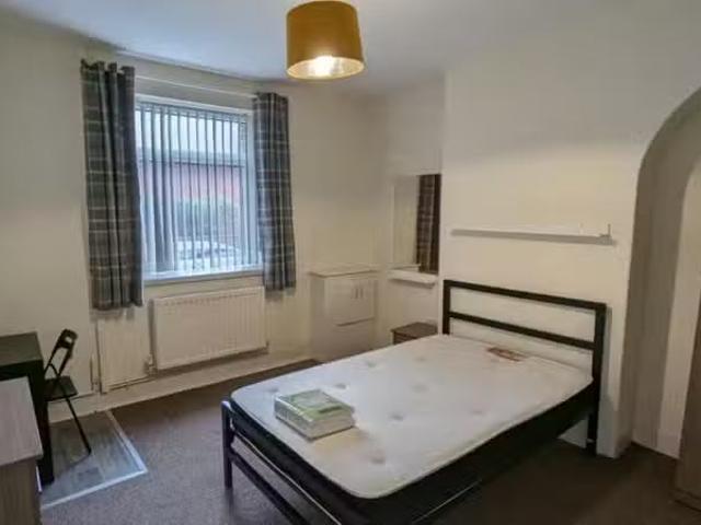 Cheap 6 bedroom terraced house for rent in Aughton Street, Orm.