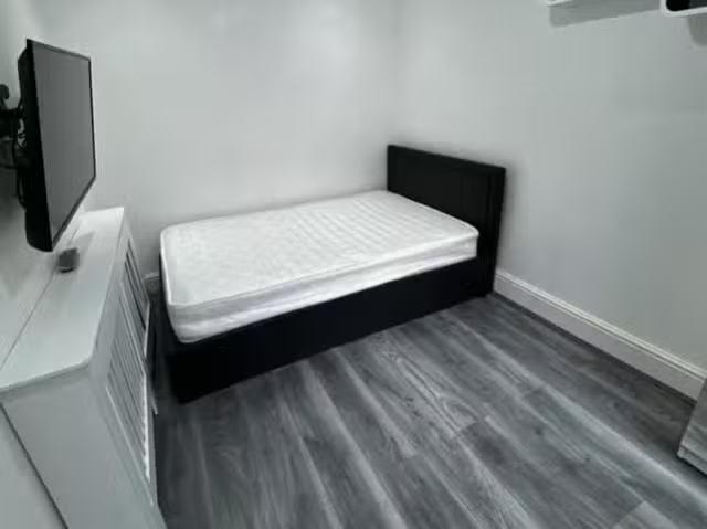 Charming 6 bedroom terraced house for rent in Leslie Road, Edg.