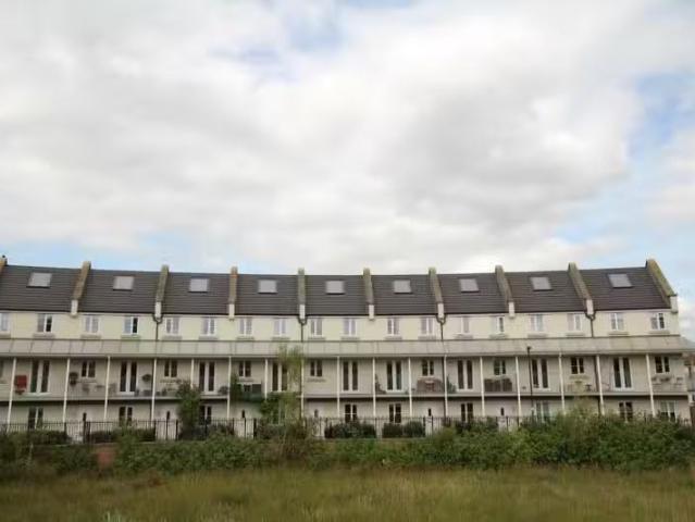 Nice 6 bedroom terraced house for rent in Wood Mead Cheswick.