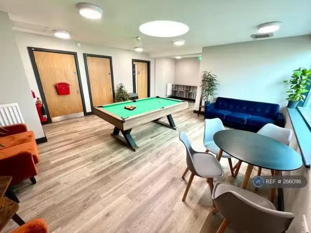 Charming 8 BA 8 bedroom flat for rent in Warwick New Road, Lea.
