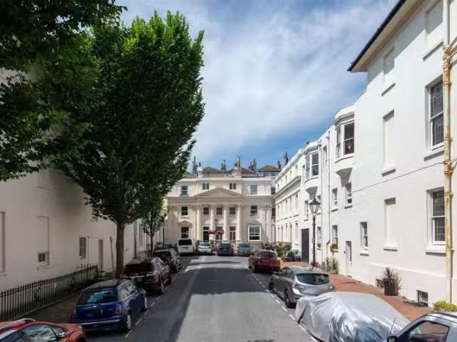 Cheap 1 BA Studio apartment for rent in Lansdowne Square, Hove.