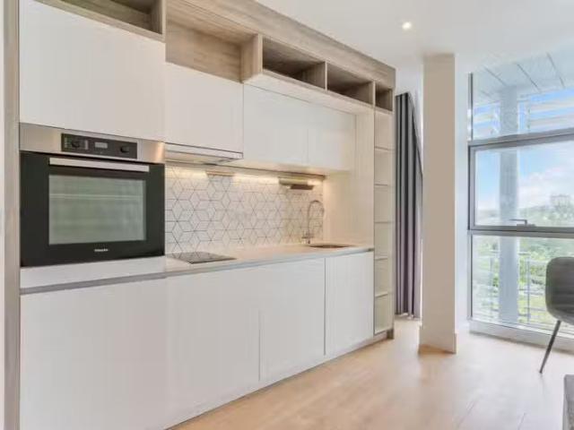 Deal! 1 BA Studio flat for rent in Aviator House, Station Road.